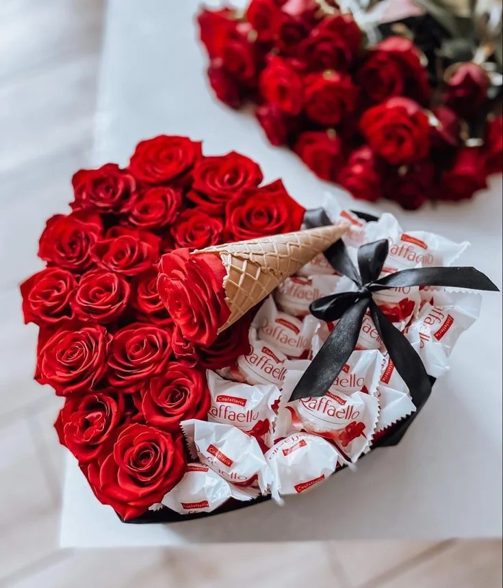 Cveće U Kutiji – CRVENE RUŽE,RAFFAELLO I KORNET U KUTIJI