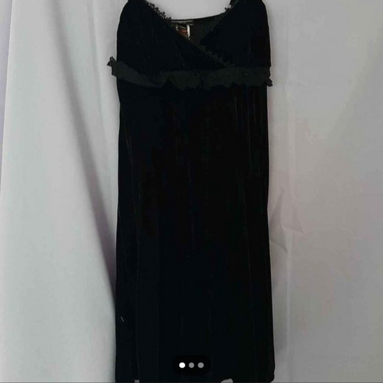 Crna velvet midi haljina