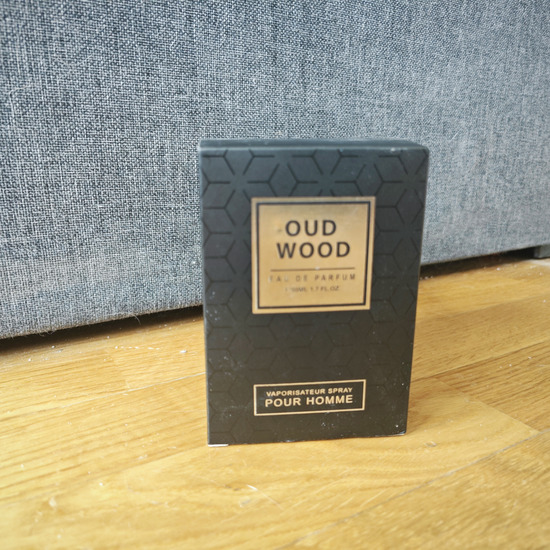 Lovali Oud Wood parfem