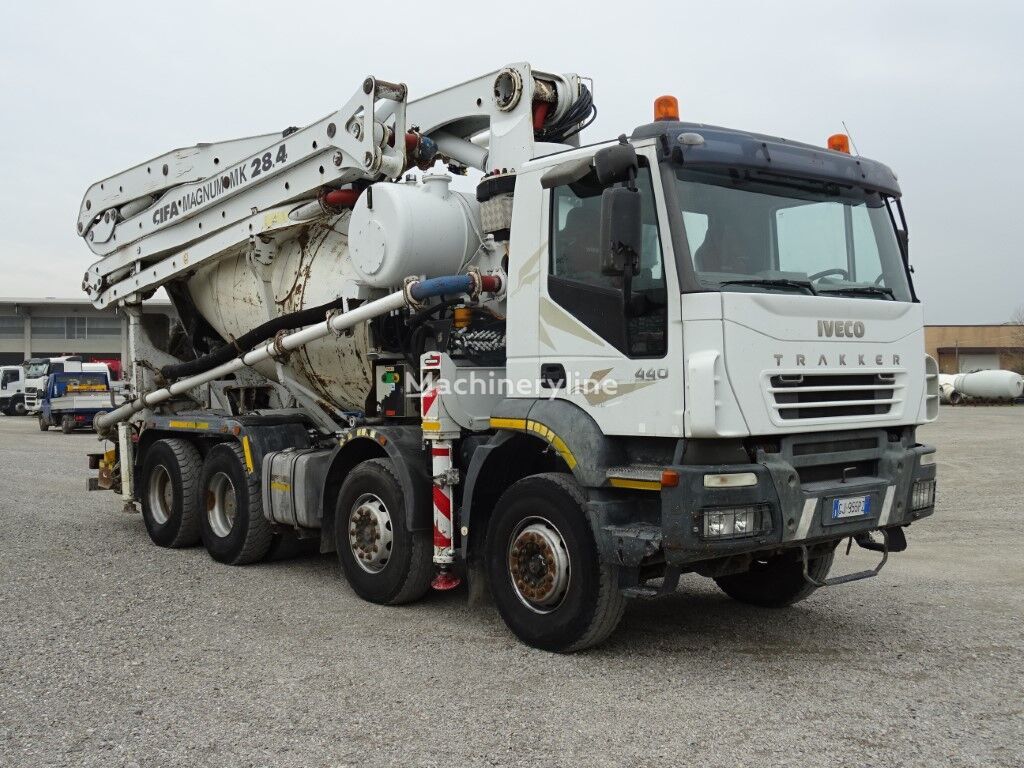 Cifa MK28.4 na šasiji IVECO TRAKKER 440 pumpa za beton