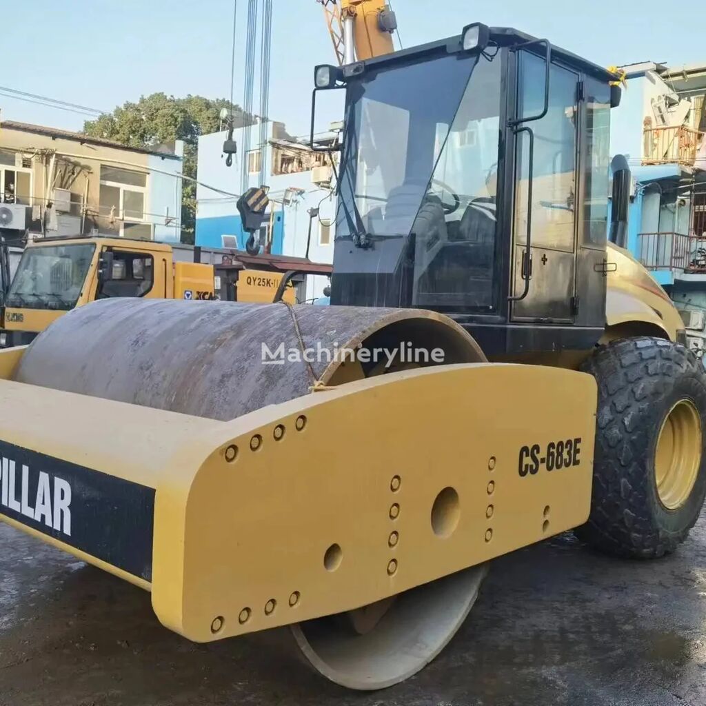 Novi Caterpillar CS683E kompaktor s jednim valjkom