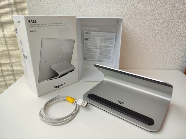 iPad pro Logitech Base - charging stand