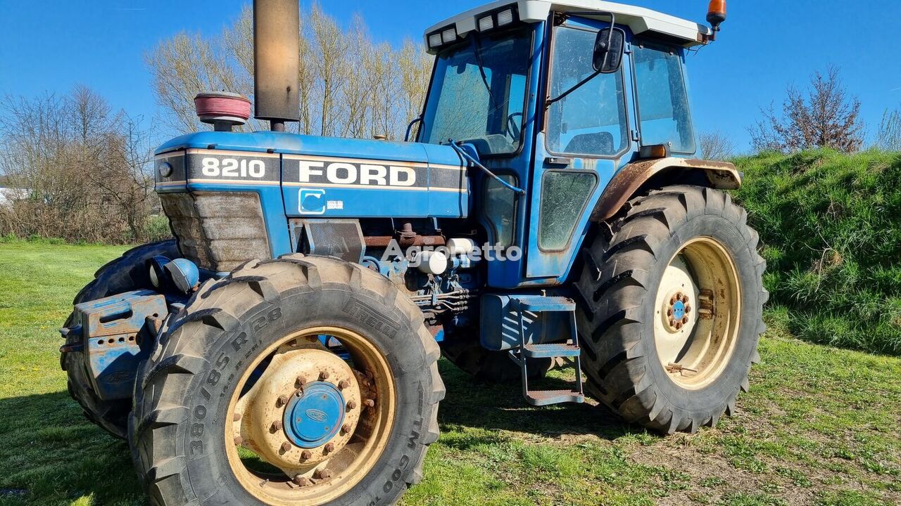 Ford 8210 traktor točkaš