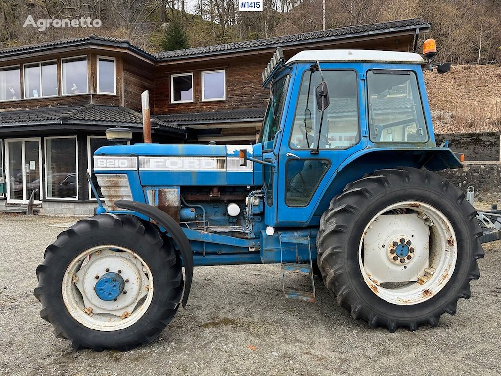 Ford 8210 traktor točkaš