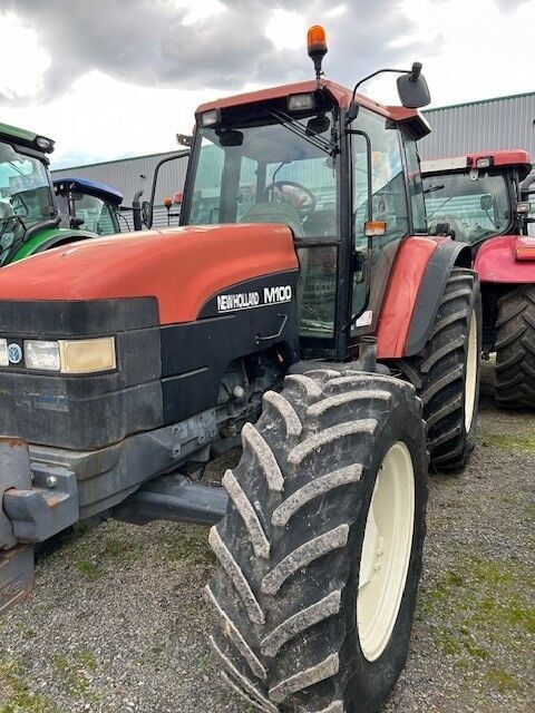 New Holland M100 traktor točkaš