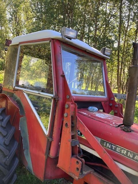 Prodaje se International 444 traktor točkaš na aukciji