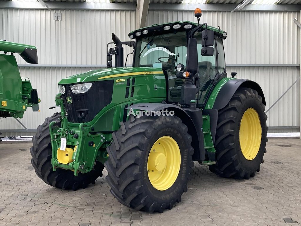 6250R traktor točkaš