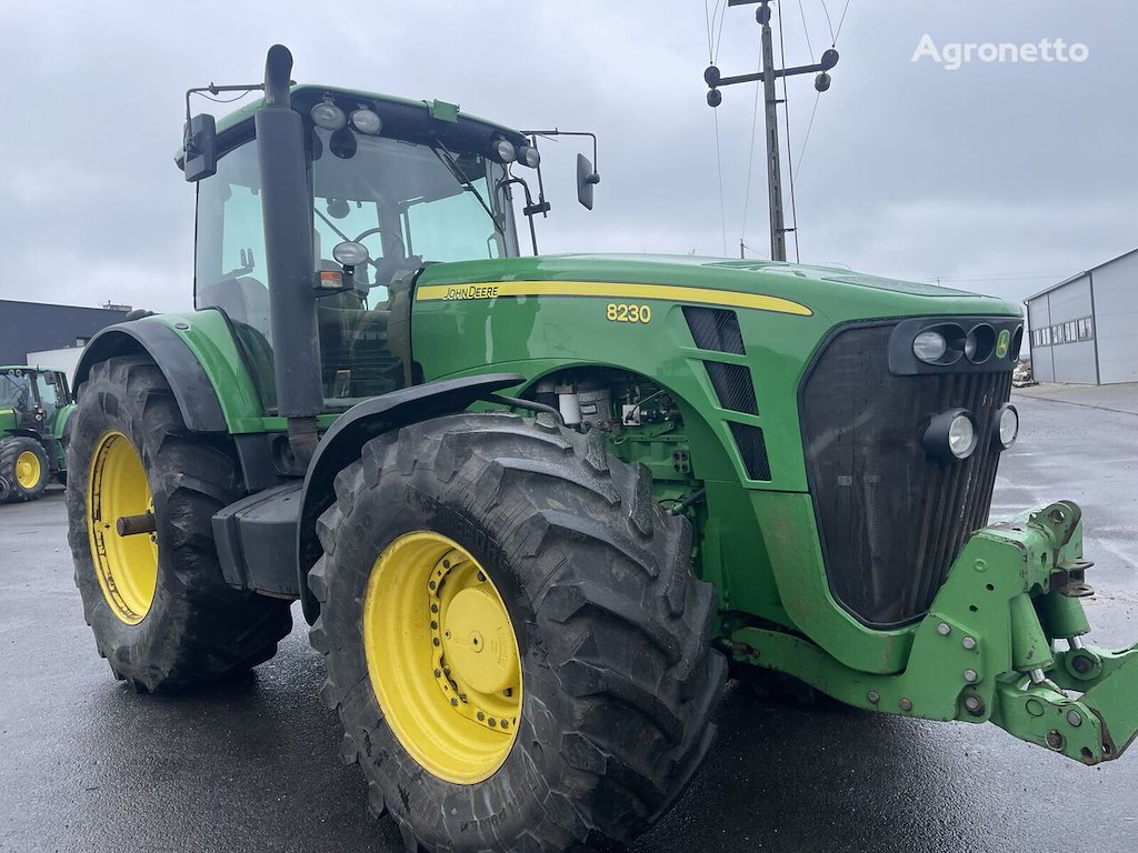 John Deere 8230 traktor točkaš