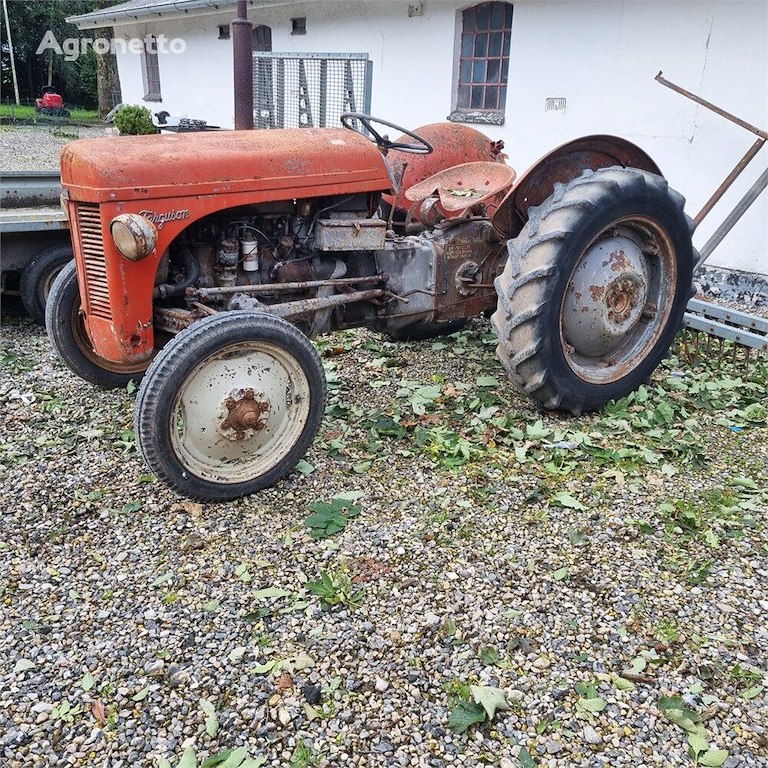 Prodaje se Ferguson 31 traktor točkaš na aukciji