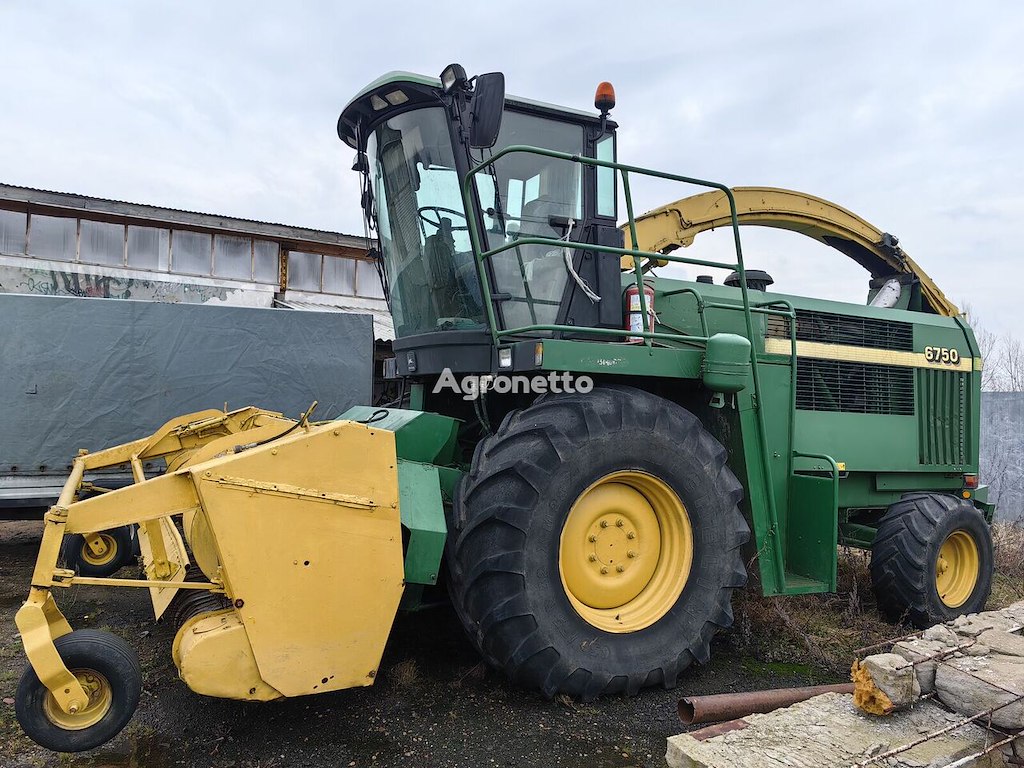 John Deere 6750 krmni kombajn