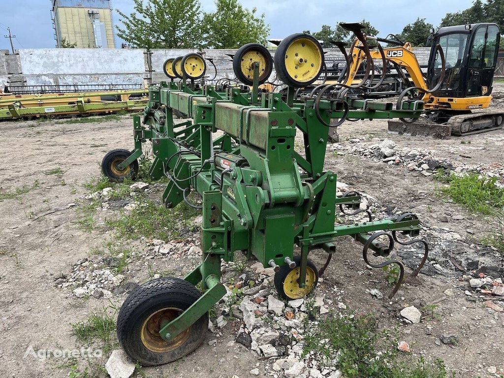 John Deere 845 kultivator