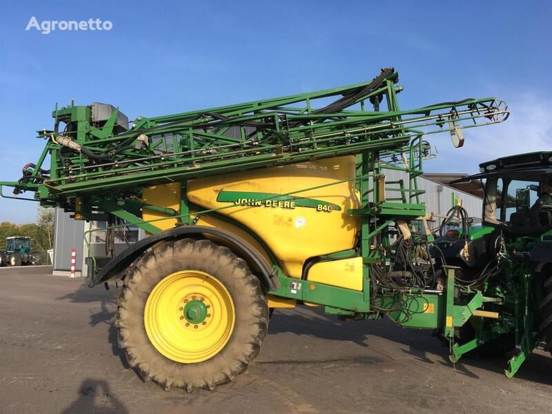 John Deere 840 vučena prskalica