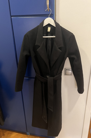 crni elegantni kaput