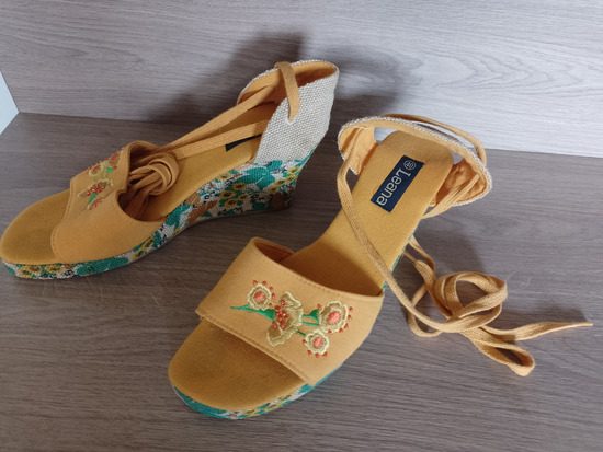 Nove unikatne sandale br 40 Leana