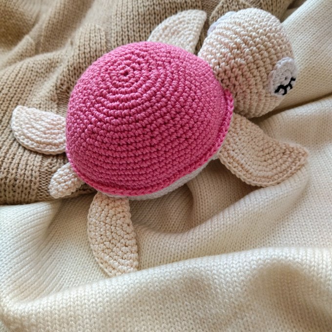 Heklana igračka kornjača roza