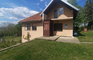 Hitno prodajem Kuću sa dva zasebna stana,Vinogradi/bazeni, Kragujevac Grad