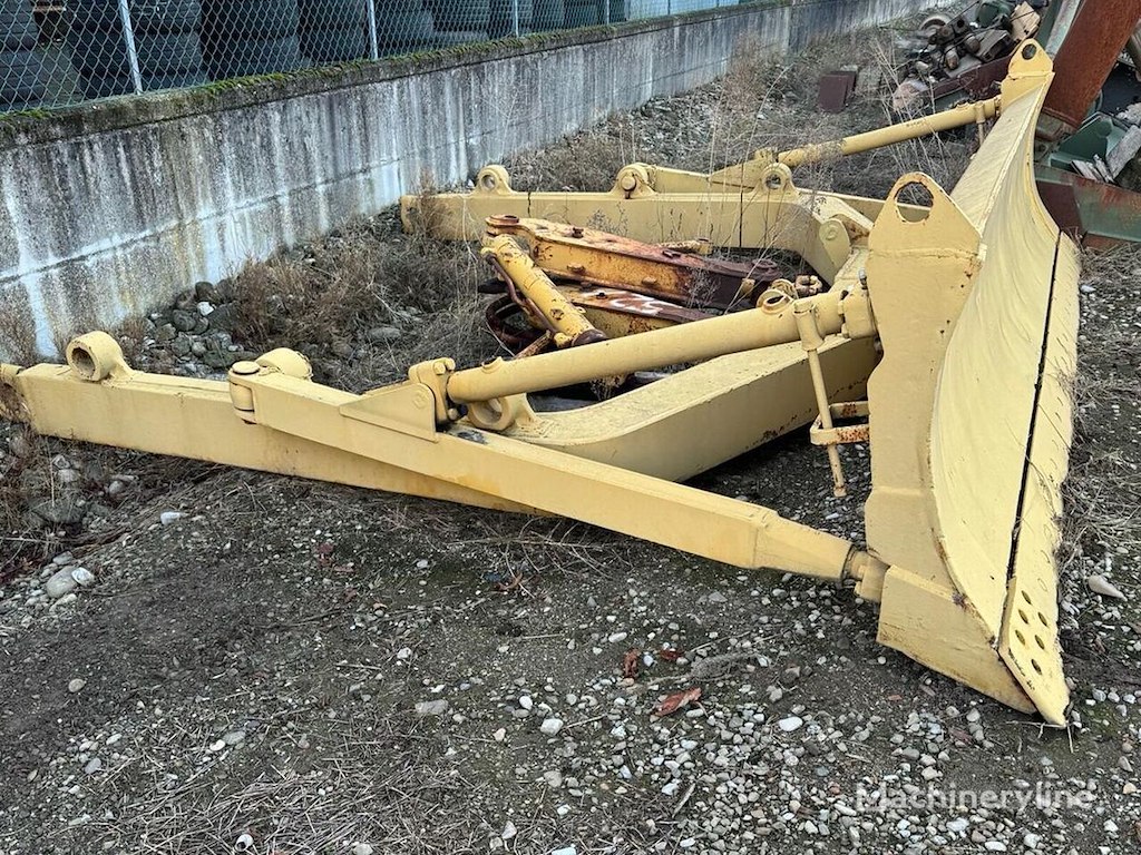 Caterpillar D5 raonik