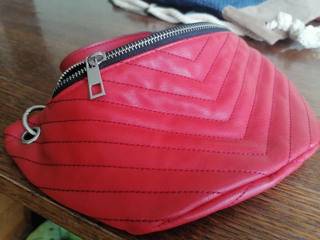 Potpuno nova crvena torbica (može da bude na rame, može pederuša)