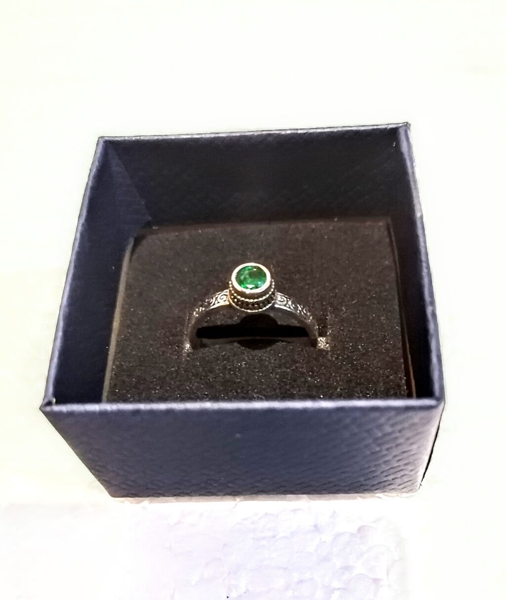 Prsten sa zelenim cirkonom, oznake kvaliteta S925. Preuzimanje lično