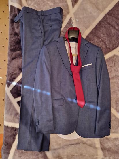 Elegantno muško odelo gratis kosulja i kravata