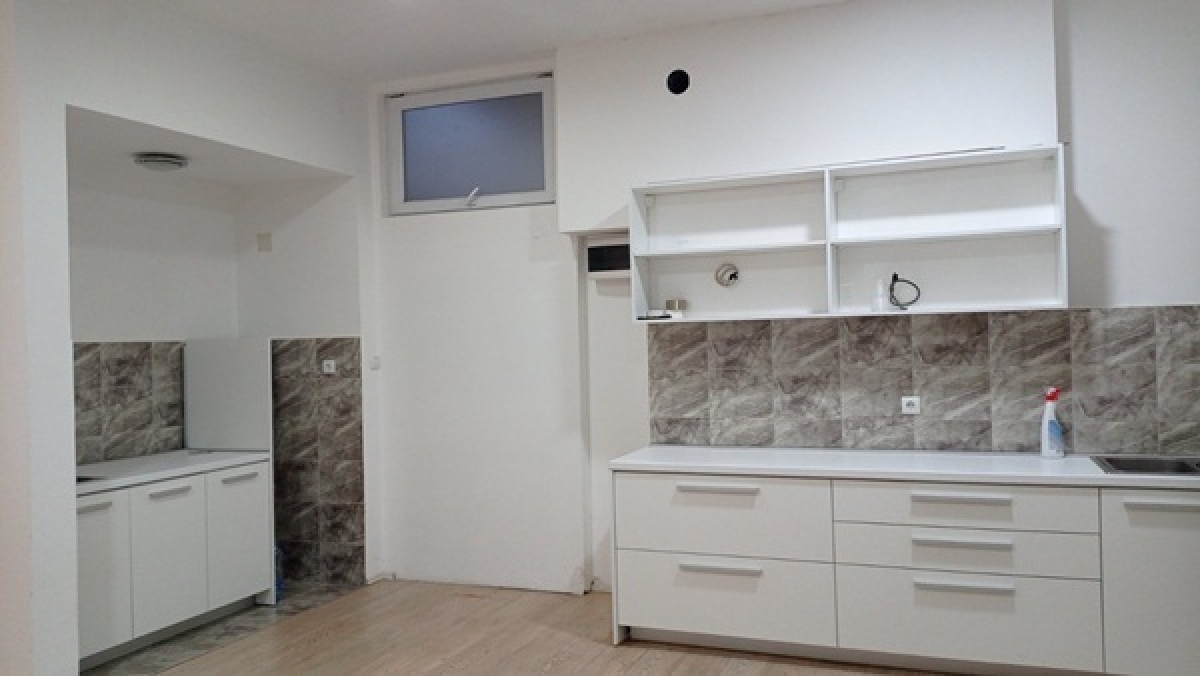 ZEMUN GARDOS 350m2 , 2100e