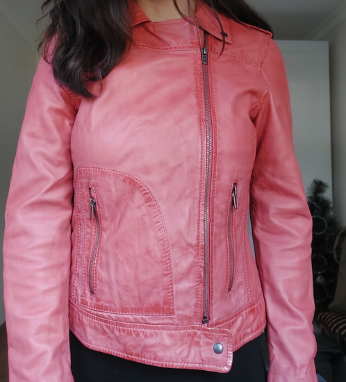 Roze kožna jakna