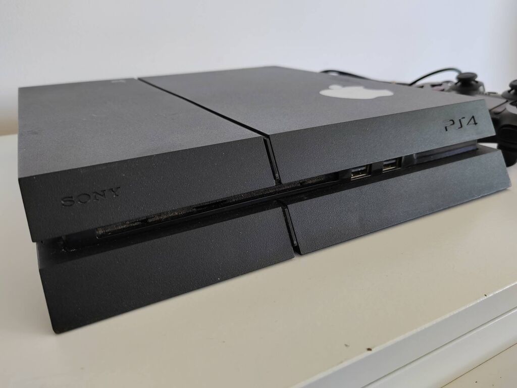Sony Playstation 4 konzola, od 1TB, vrlo malo korišćena, sa komplet
