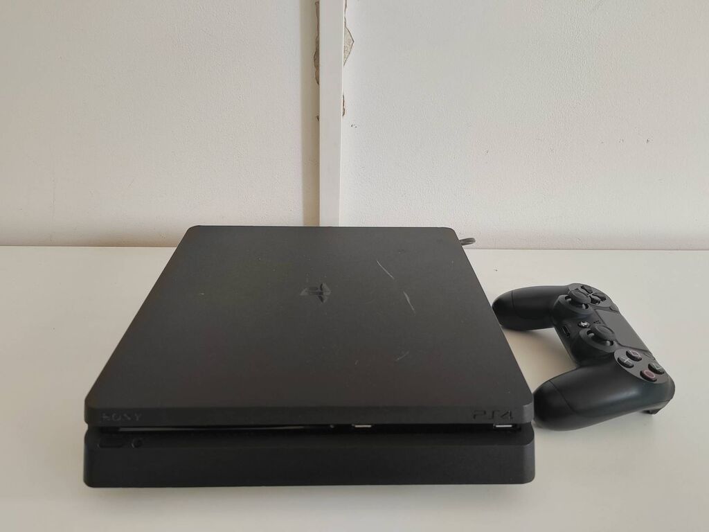 Sony Playstation 4 konzola, od 1TB, vrlo malo korišćena, sa komplet