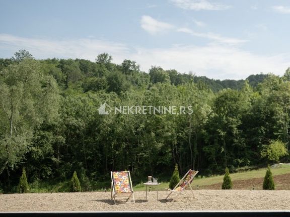 AVALA,KUCA SA BAZENOM NA 68 ARI PLACA