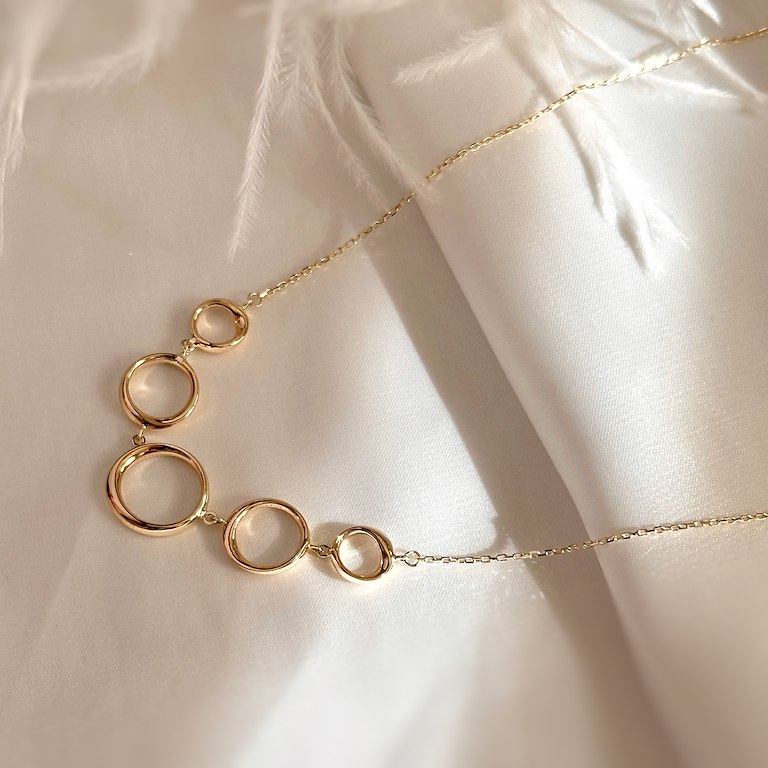 Moderna zlatna ogrlica sa krugovima