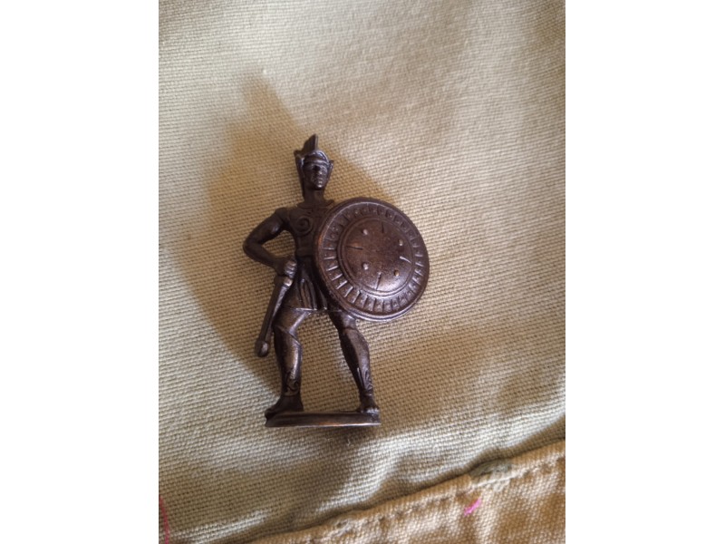 Metalna kinder figurica