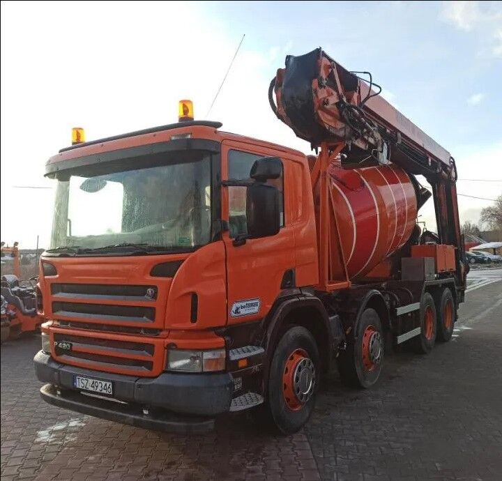 Scania P 420 kamion s mešalicom za beton