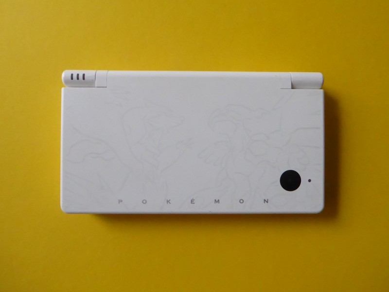 Nintendo DSi POKEMON (beli) White Edition