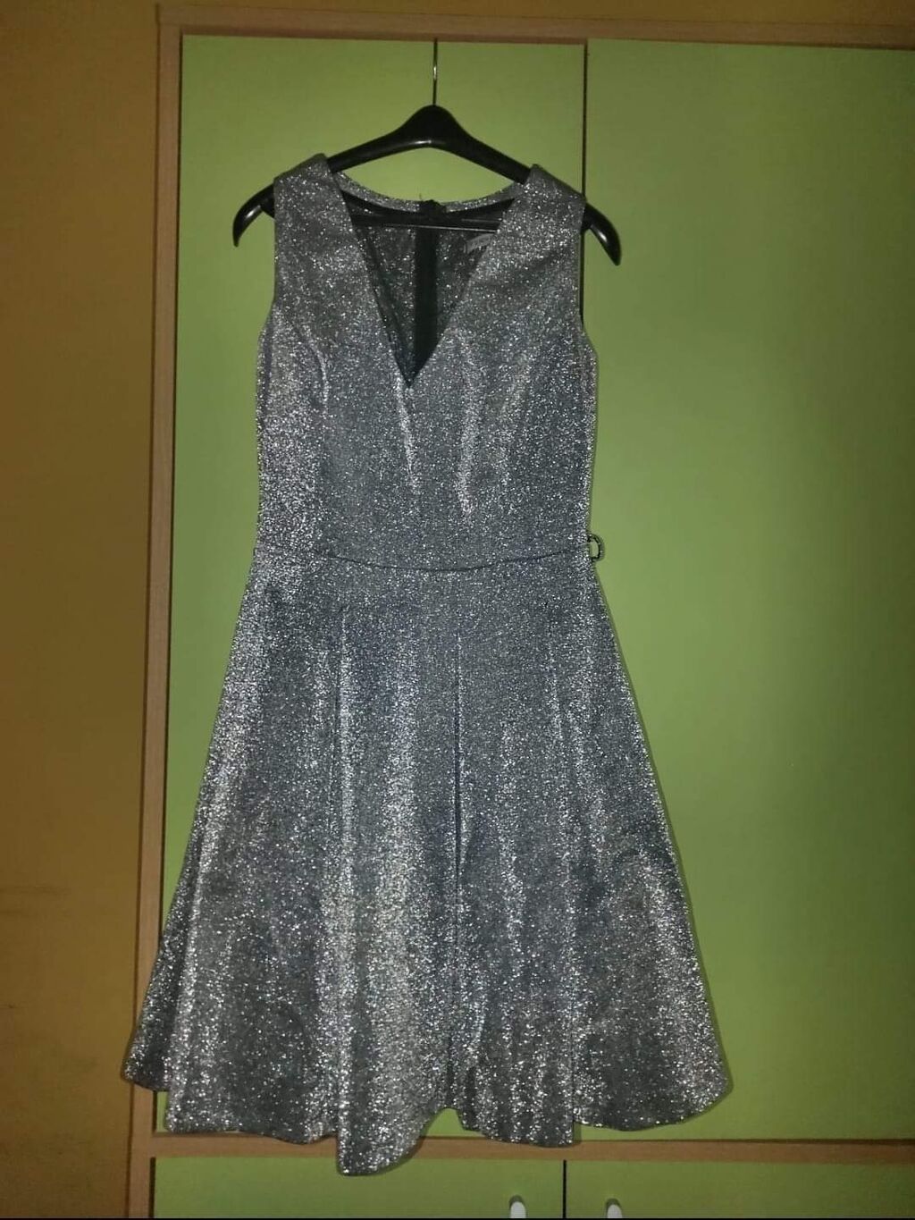 Svecana srebrna haljina midi duzine sa postavom