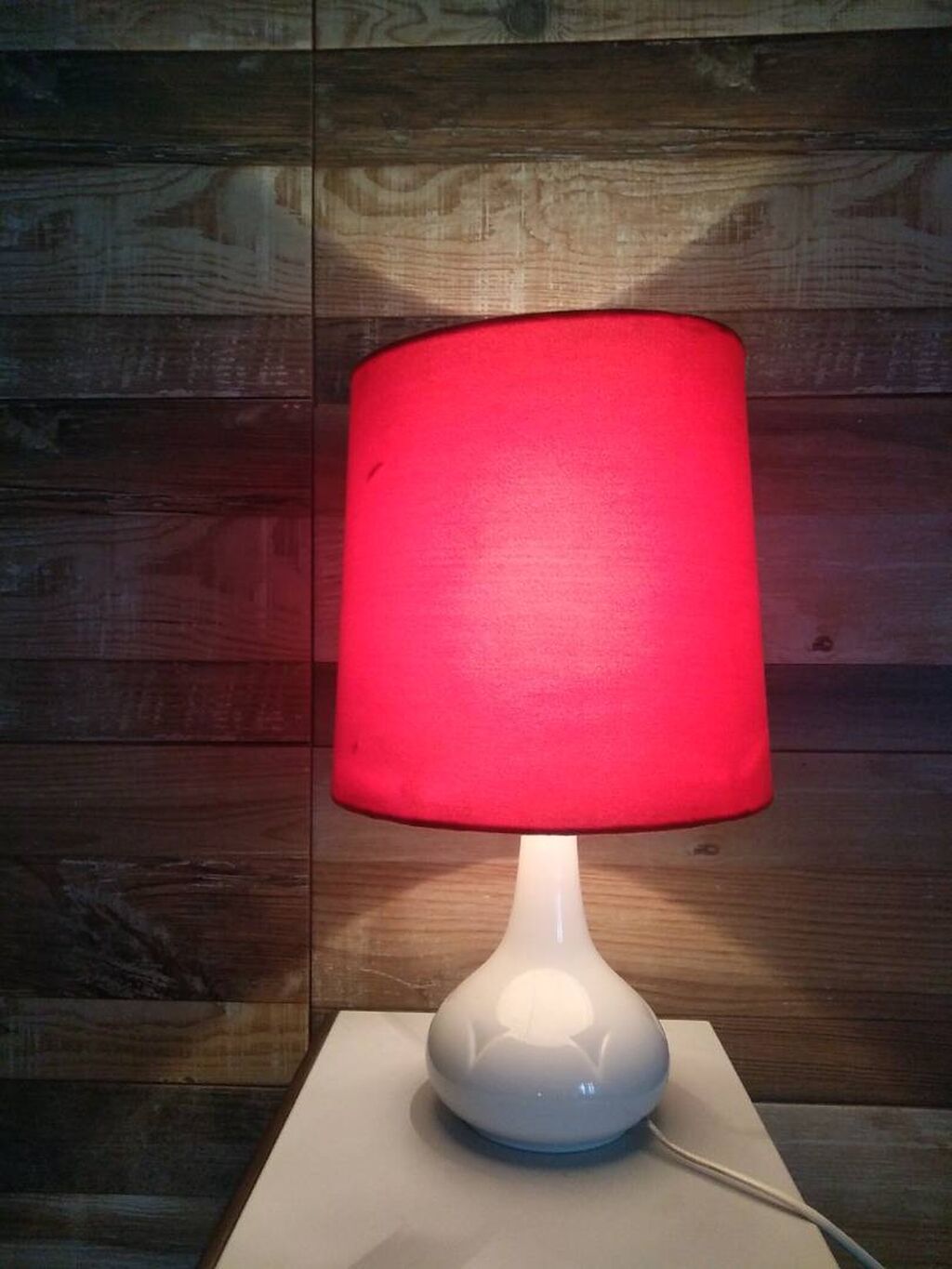 Bela lampa sa crvenim abažurom ispravna i očuvana stona ili kućna