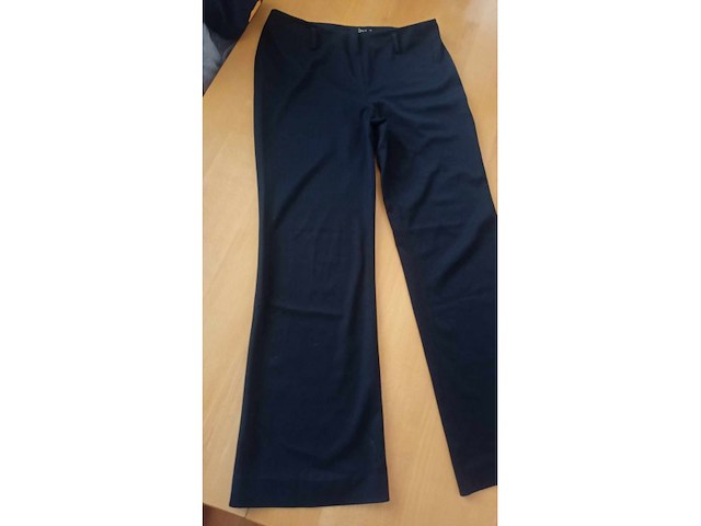 pantalone crne boje..vrh kvalitet i model..kao nove