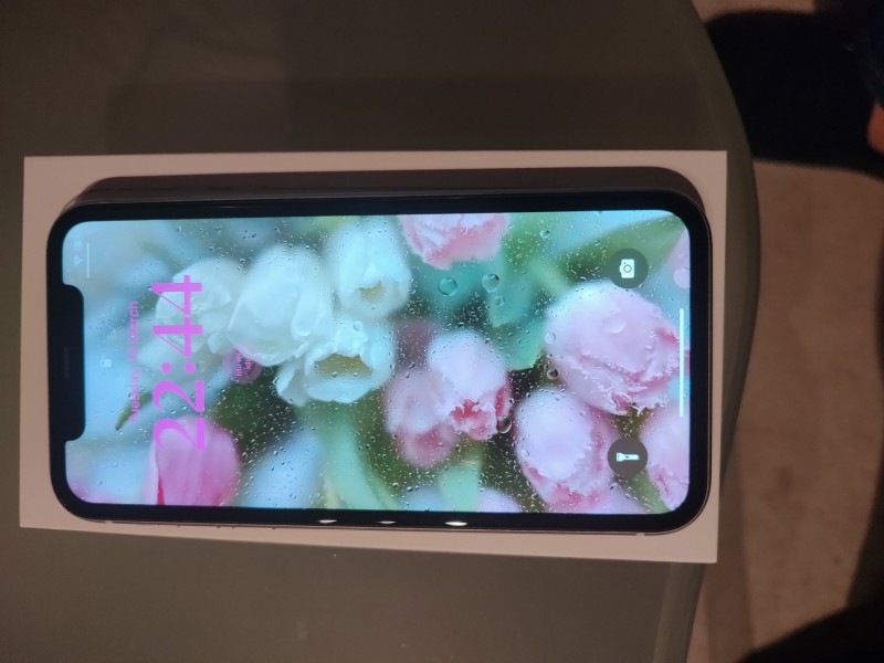 iPhone 11 4/64Gb extra očuvan