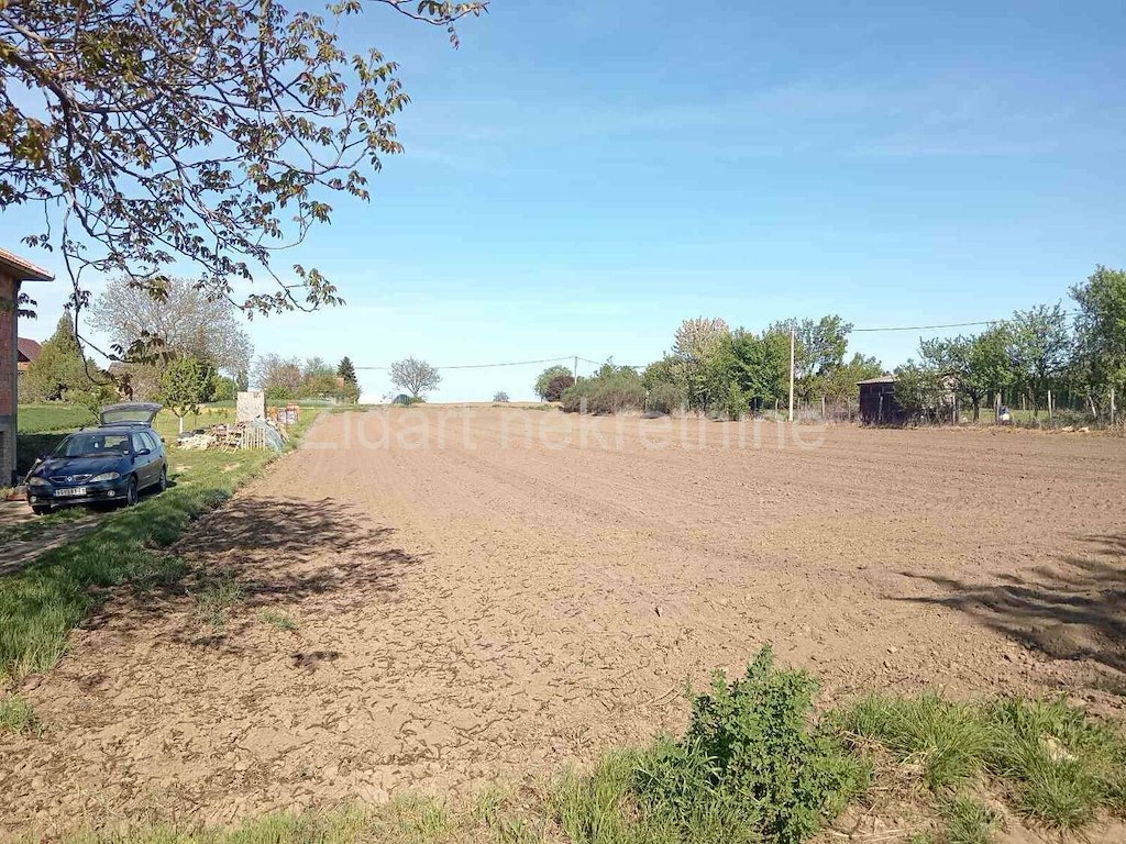 Surduk, plac pored luksuznog kompleksa Dunavski visovi