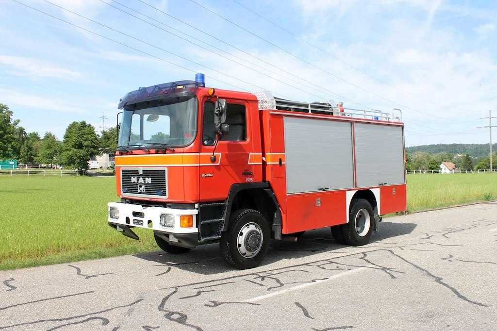 MAN 12.232 Firetruck 4x4 vatrogasno vozilo
