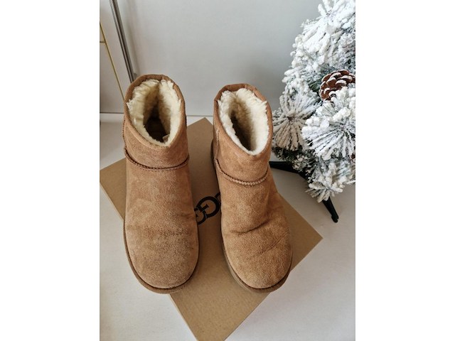 Ugg plitke cizmice broj 39