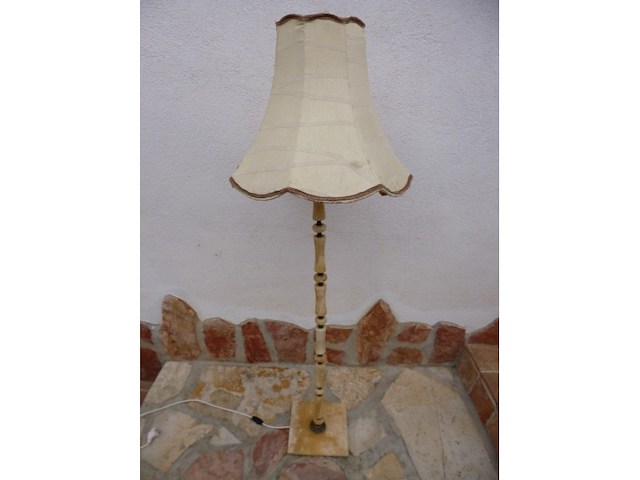 Lampa podna 3