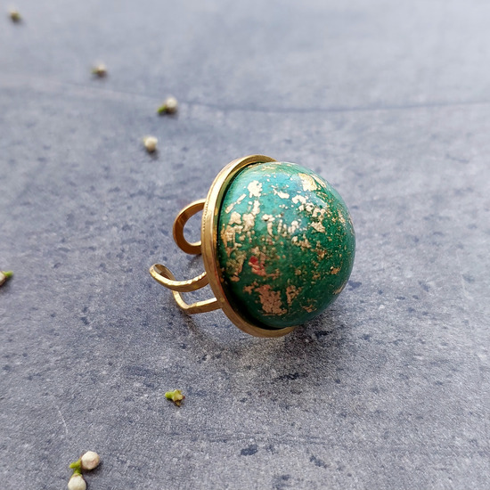 Zeleni prsten na zlatnoj osnovi od čelika