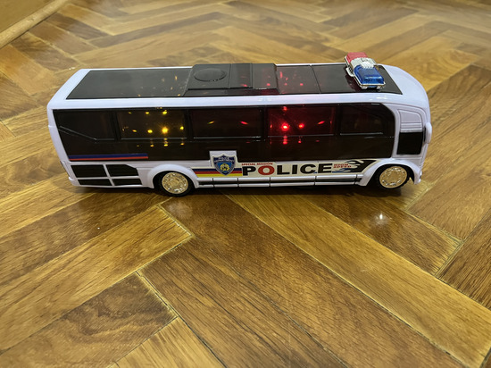 Policijski beli autobus sa efektima
