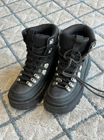 Zara crne čizme ‼️treba da se poprave