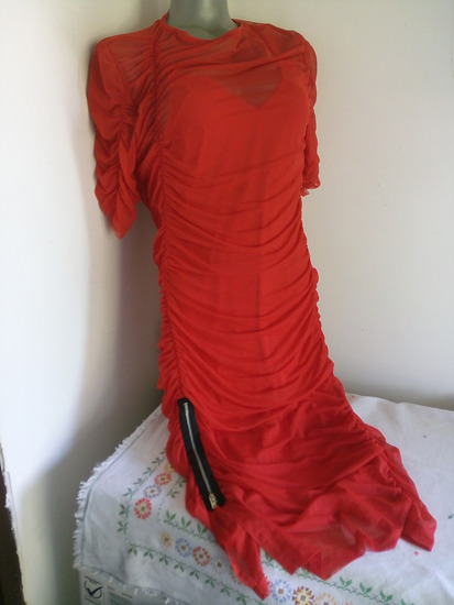 Divided crvena naborana od tila haljina M