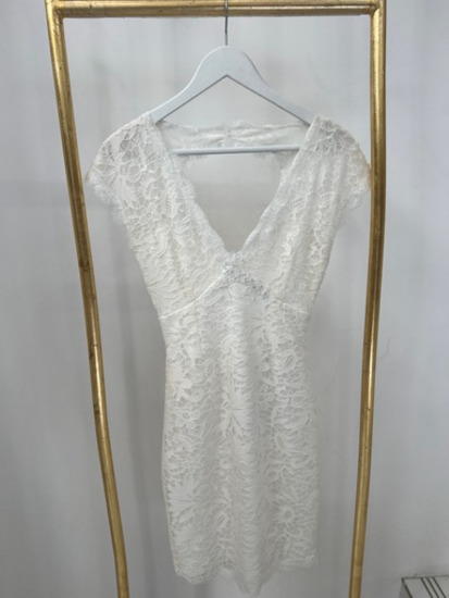 bela uska haljina otvorenih ledja
