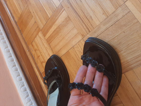 Crne lak papuče
