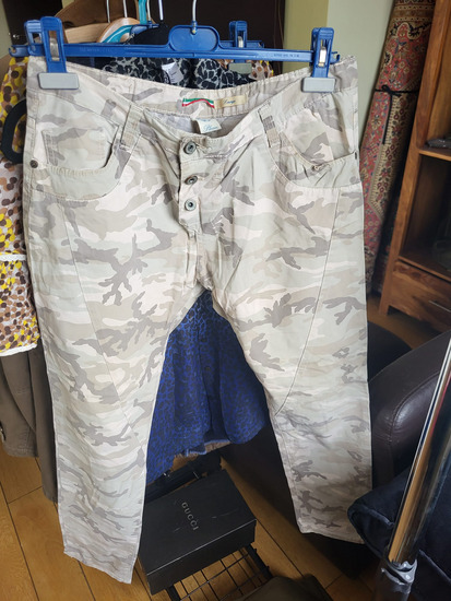 Pantalone sa vojnickim printom