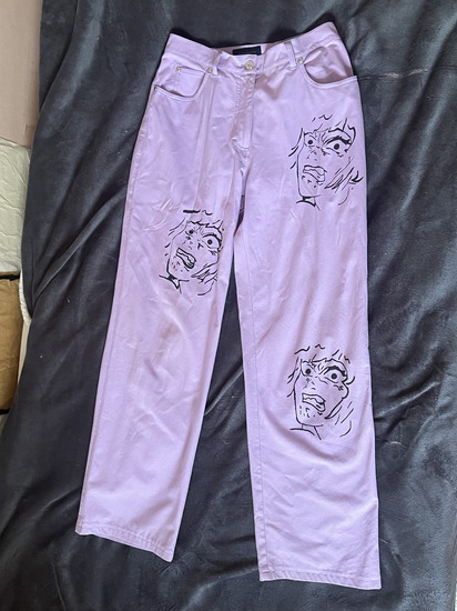 Anime lila pantalone