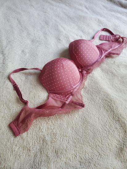Censored roze tufne brusthalter